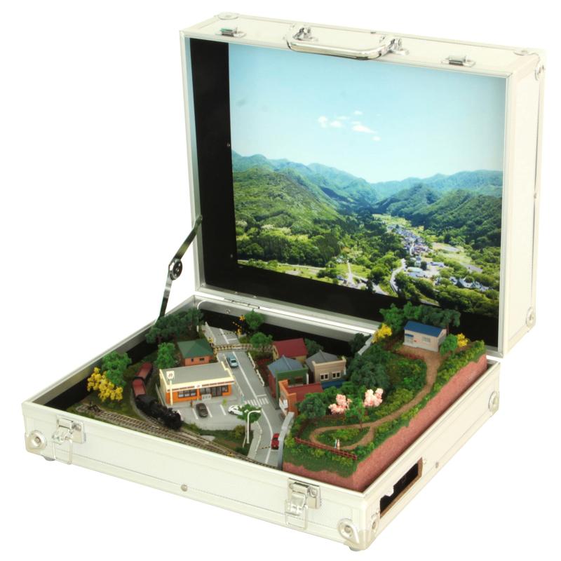 ロクハン Zゲージ ミニトランクレイアウト トンネルタイプ 組立式 S063-2 鉄道模型用品人気のZゲージ用ミニトランクレイアウトに、ユーザーの手で自由に組み立てられるキットタイプが登場初心者でもマニュアル通りに制作することで、リアルなレ...