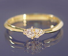 指先をほっそりと見せてくれるラインは着け心地も軽やか。重ねづけも自在で、お手持ちのリングとも合わせても、楽しんで頂けます。 地金　K18 イエローゴールド（画像サンプル品） PT900 K18 イエロー/ホワイト/ピンク K10 イエロー/...