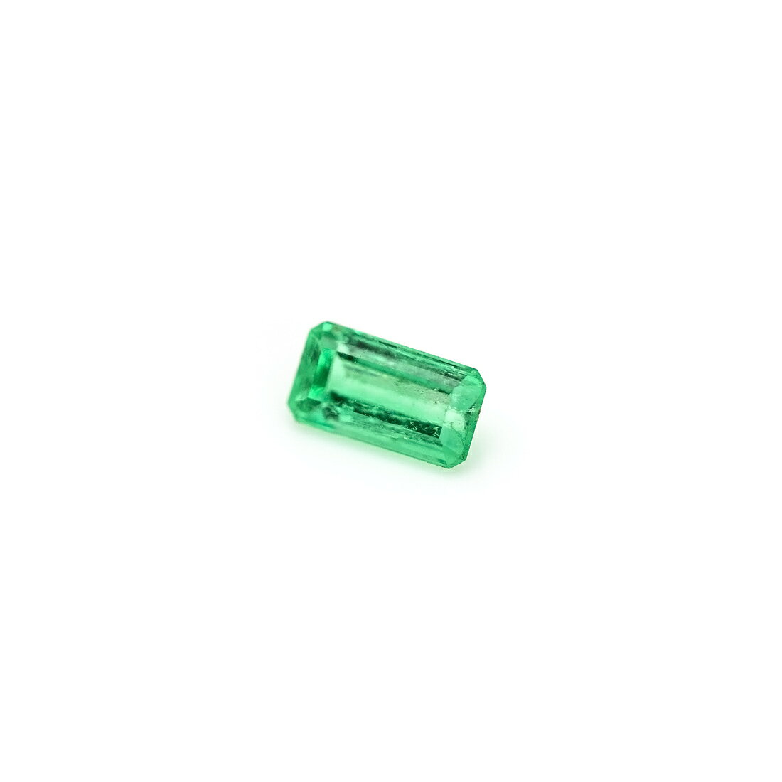 【宝石】 ・エメラルド 約2.7×5.1mm 【お届けにつきまして】 即日発送可能品となります。 15時までにご注文いただき、決済審査・ご入金等が当店で確認できた場合は、当日発送をさせていただきます。 梱包は封筒となりまして、メール便にてポ...