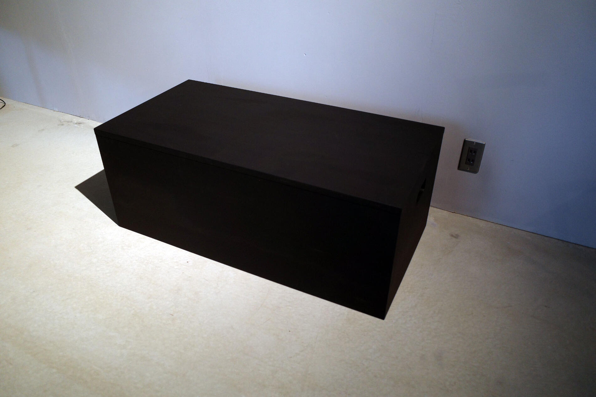 展示台 Size - W1000×D490×H390mm カラー - ブラック（画像参考） 素材 - ウッド（合板） 状態 - 中古品　　傷、汚れがございます。　（画像参考）　画像をクリックしていただき設定より画像を拡大できますのでご参考下...