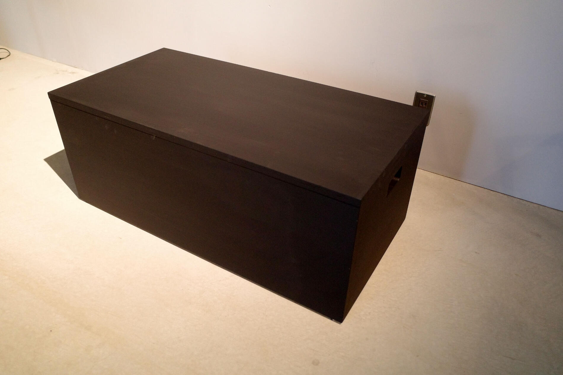展示台 Size - W1000×D490×H390mm カラー - ブラック（画像参考） 素材 - ウッド（合板） 状態 - 中古品　　傷、汚れがございます。　（画像参考）　画像をクリックしていただき設定より画像を拡大できますのでご参考下...