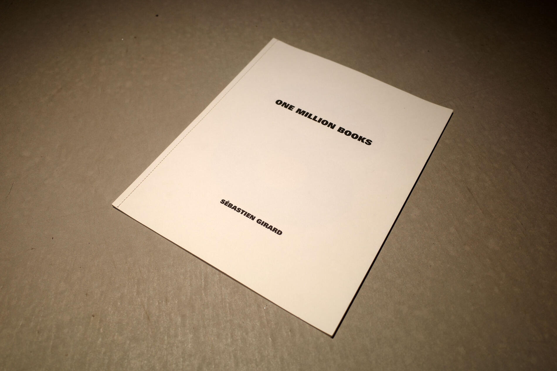 商品名 - ONE MILLION BOOKS by Sébastien Girard /NUMBERED(シリアルナンバー入り) 出版社 - SÉBASTIEN GIRARD タイプ - Softcover/ソフトカバー 言語: - 英語...