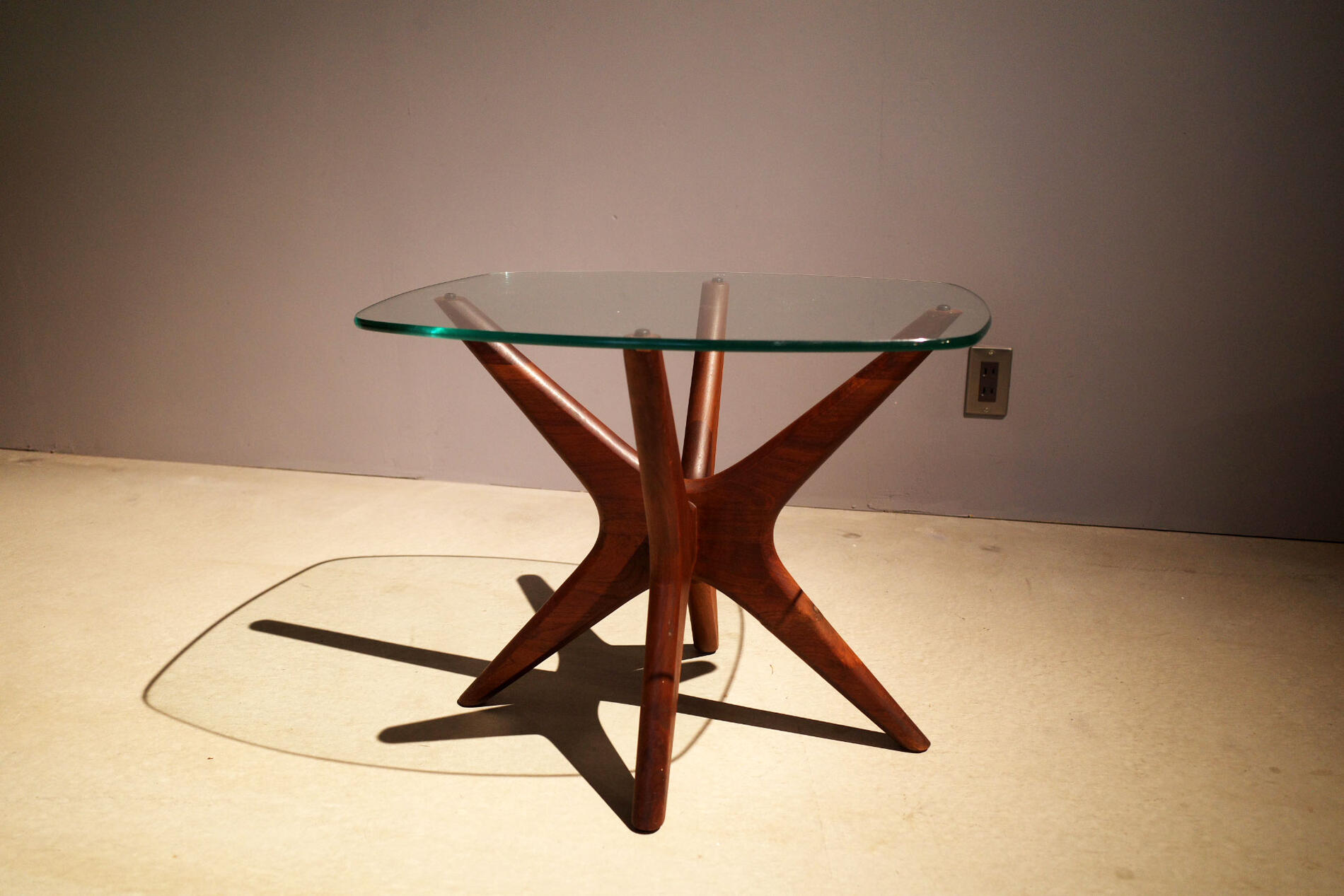 ジャックサイドテーブル Designer - Adrian Pearsall/エイドリアン パーソールクラフト・アソシエイツ社 Size - W605×D505×H490 mm カラー - クリア×ブラウン 画像参考 素材 - ガラス×ウォ...