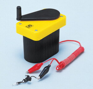 この商品は組立式です。 完成時の大きさ：85×53×100mm 出力：約5V／1A テスト用の電球（リード線付き）が付属しています。 【関連商品】 3極モーターキット 手まわし発電機（完成品）発電機の仕組みがよくわかる 　　　　　　　　　組...