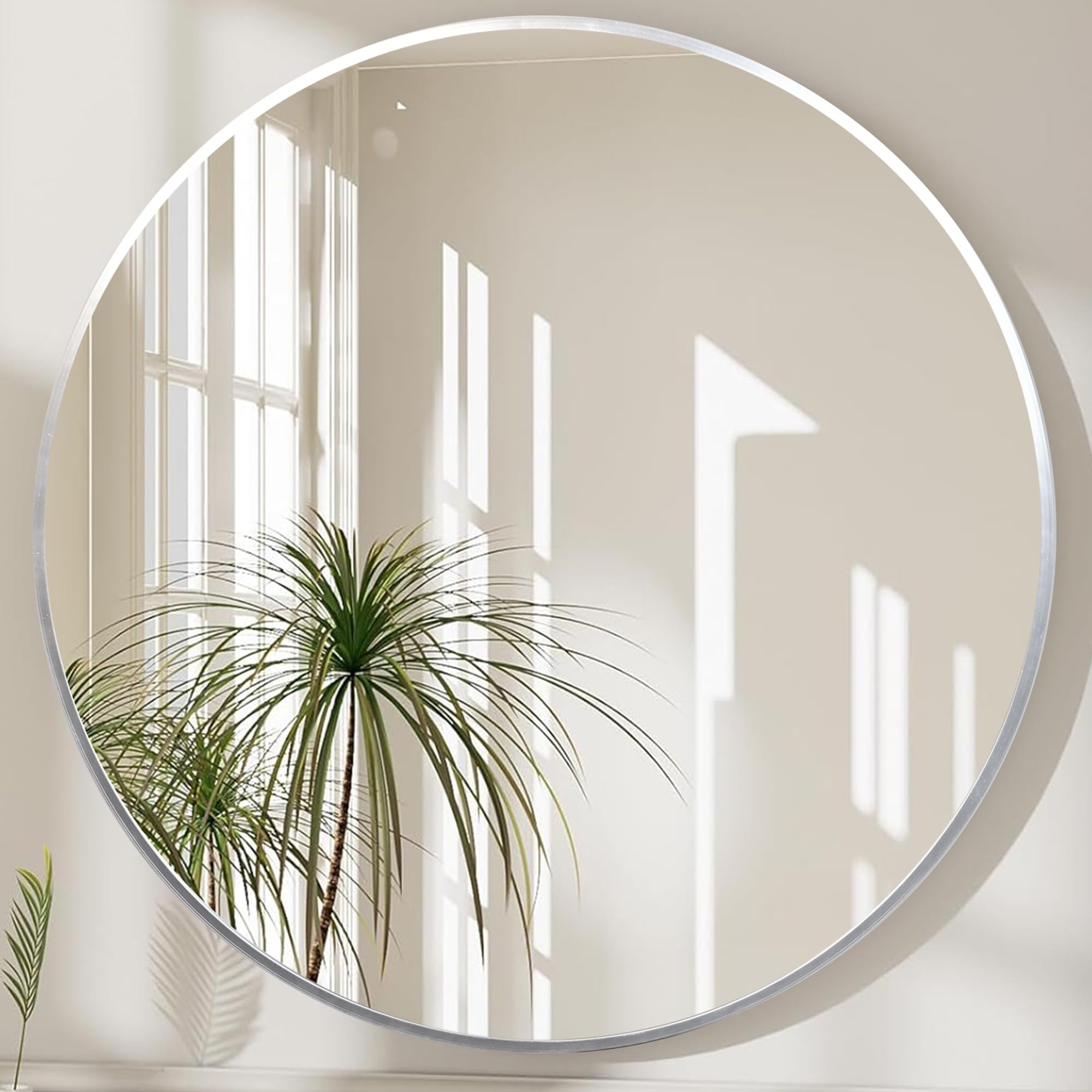 · 【商品仕様】丸型ミラー サイズ：直径30cm　フレーム厚み28mm。本体重量：1.5KG。ゴールド、シルバー2色選択可能。· 【省スペース な壁掛けタイプ】スタンドのない壁に掛けるタイプのミラーは、壁と一体となり場所をとらないので、とて...