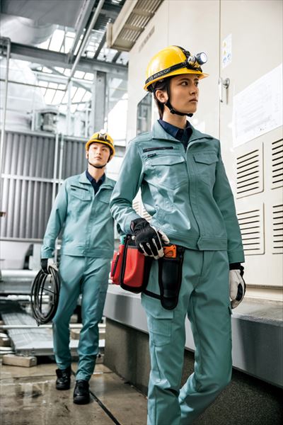 ■使用素材：ストレッチドビー 平織 ポリエステル100％ ドットボタン/プラスチック ファスナー/プラスチック（スライダー/金属） ポケットファスナー/プラスチック（スライダー/金属） ■素材特徴：帯電防止 ストレッチ 軽量 ■形状特徴：カ...