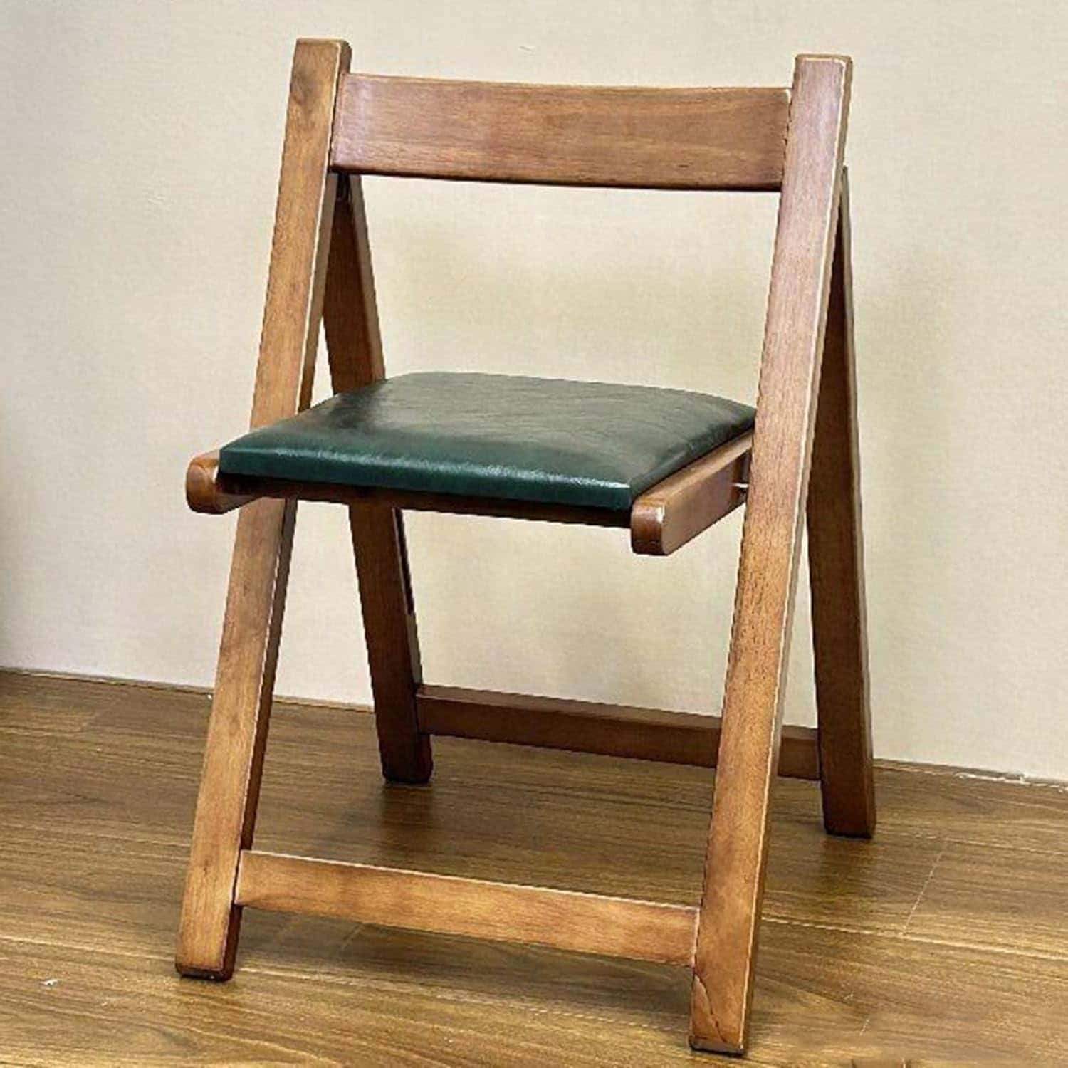 - カラー: グリーン、ホワイト- サイズ: 43*46*66.6cm- 傷つき防止の安心設計: 脚裏には床の傷付きを防ぐ保護フェルト付き- 目を引く木脚のデザイン: 木製脚が座面のデザインにマッチし、天然木の風合いが部屋に自然な温かみをも...