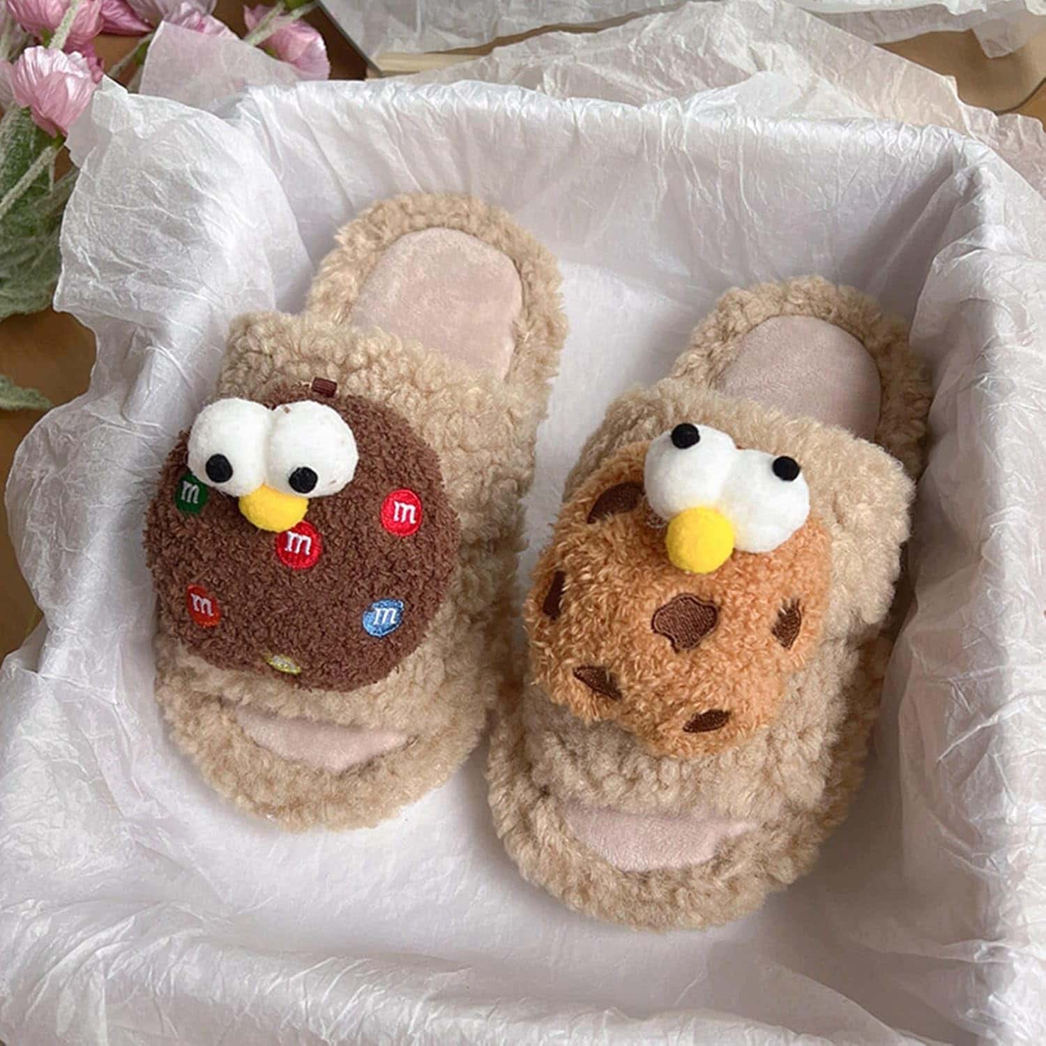- カラー: カーキ、ピンク、ホワイト- サイズ: 23.0〜23.5 cm (3E)、24.0〜24.5 cm (3E)、25.0〜25.5 cm (3E)- デザイン: 可愛いスリッパ、ふわふわモコモコの暖かいスリッパ- フィット感: ...