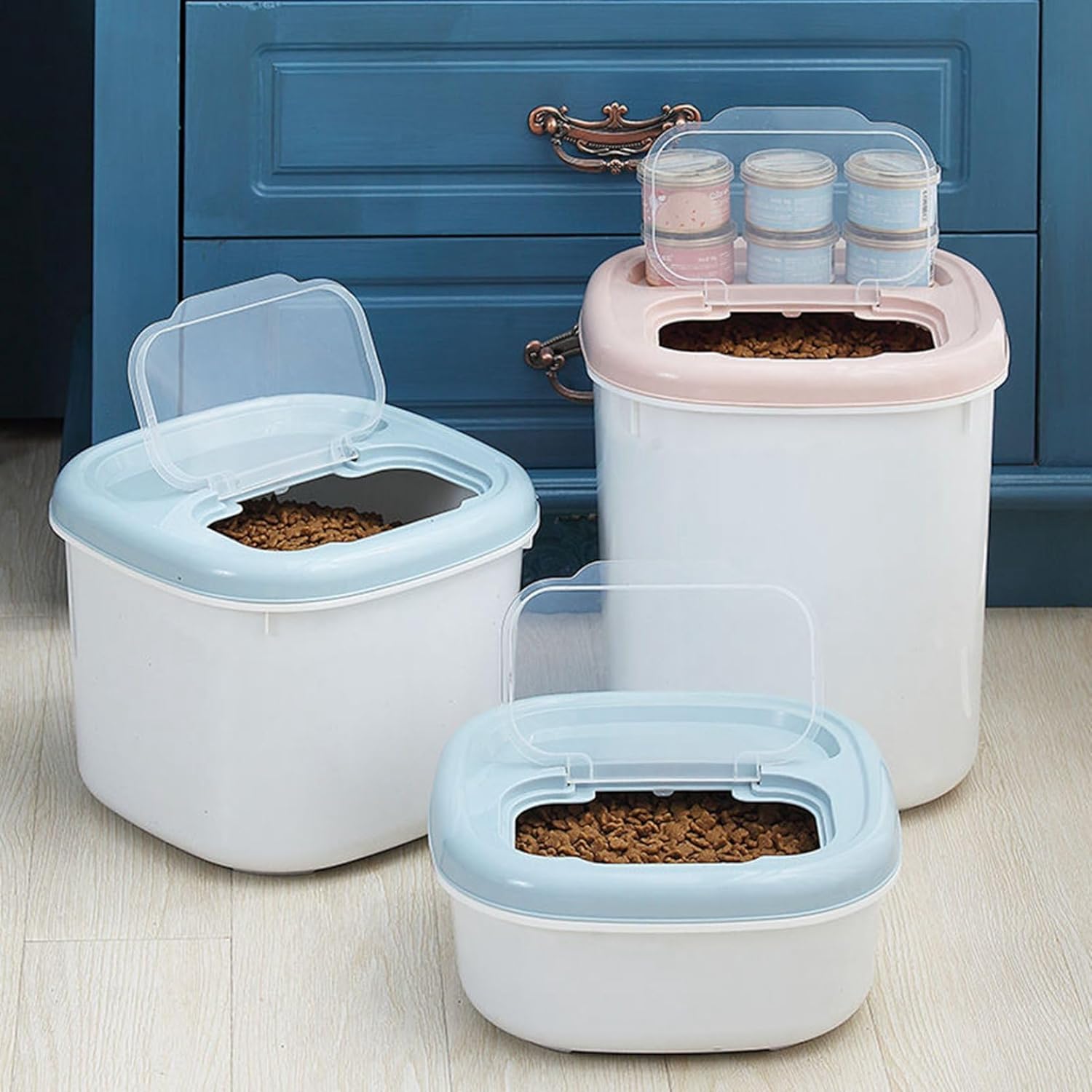 - カラー：ピンク ブルー - サイズ：16.5*9.5*21.5cm - アップデート高品質素材を使用し、丈夫で耐久性に優れている。- いたずらなペットは前足で叩いても開けられない。- 密閉構造でタテ置き横置き共に保管可能。- 食品級PP...