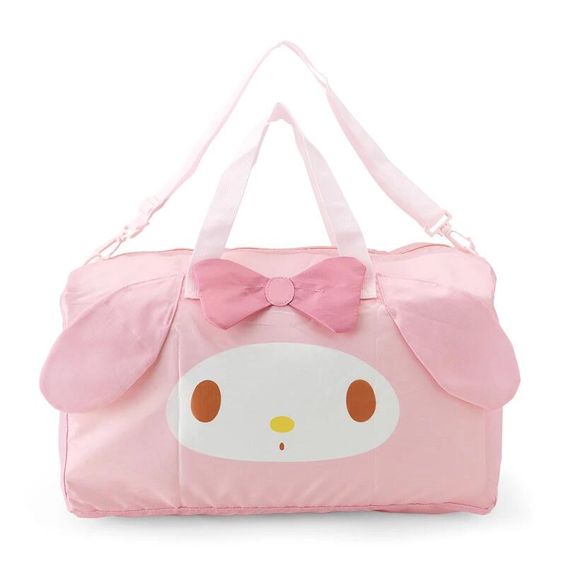 急に荷物が増えても安心な折りたためるボストンバッグ☆ お目立ち度バツグンなサンリオキャラクターのフェイスデザイン★キャリーケースのバーに通せるベルト付きで移動も楽々♪ ■サイズ 収納時:約幅24×奥行3×高さ18cm 使用時:約幅48×奥行...