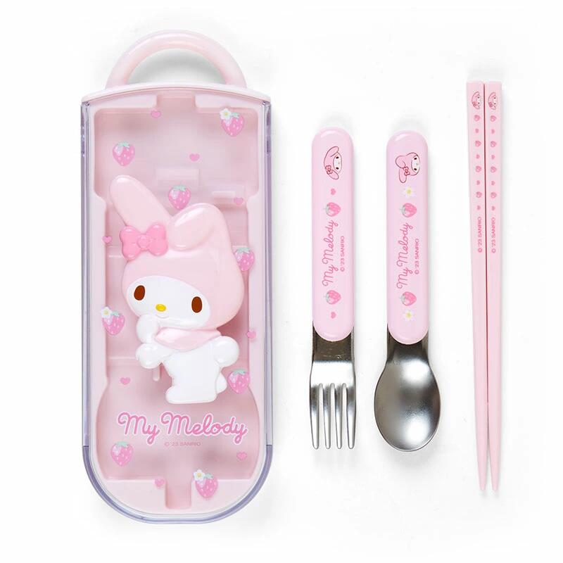 お弁当タイムが待ち遠しくなるランチグッズ☆ ぷっくり立体感のあるマイメロディのレリーフがかわいい★ どんなメニューにも使えて毎日大活躍♪ ■サイズ ケース:約7.5×2.5×19.5cm はし:約16.5cm スプーン・フォーク:約12.8...