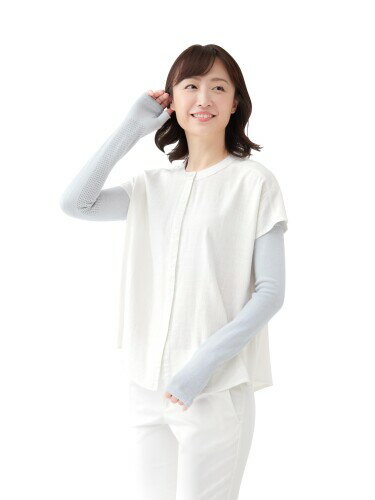 涼しいメッシュ編みの綿麻UVアームカバー 1双 サックス 商品サイズ:上腕回り　22〜30cm 原産国:日本 内容量:1双 材質:綿・麻・その他 ■ホールガーメント機を使用!縫い目が無いので気持ち良くフィットしてずれにくい! ■手の甲から肩...