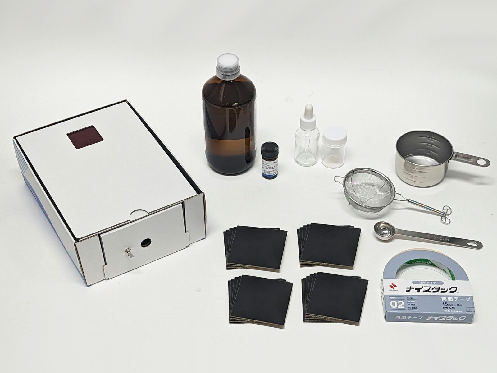 ●マイクロプラスチックの有無を簡易に観察 河川や砂浜から採取した砂に含まれるマイクロプラスチックを染色し、発光させることで、タブレットやスマートフォンで写真に撮ることができます。 観察を通して身近な問題としてとらえ、環境中への流出を減少させ...