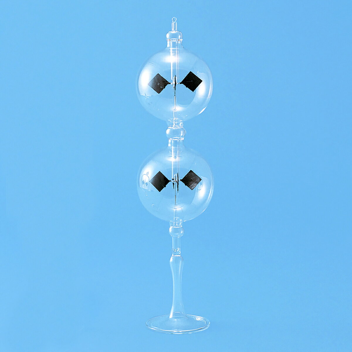 白熱電球の光やアイロンなどの熱い物体を近づけると、黒色の回転羽根に吸収された赤外線により球中に残留する気体に対流が生じ、回転羽根が回ります。 2車は、それぞれ反対方向に回ります。 【仕様】 種類：2車入り 材質：ガラス製 全高：310mm（...