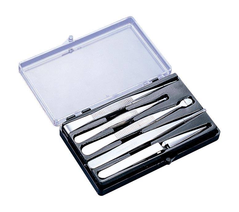 ●汎用性の高い形状のステンレス製ピンセットのセットです。 ●ケースが付属しています。 ＜仕様＞ セット内容： 　　　直タイプ：全長125mm 　　　尖（AA）タイプ：全長125mm 　　　ベビー用タイプ：全長100mm 　　　平タイプ（切手...