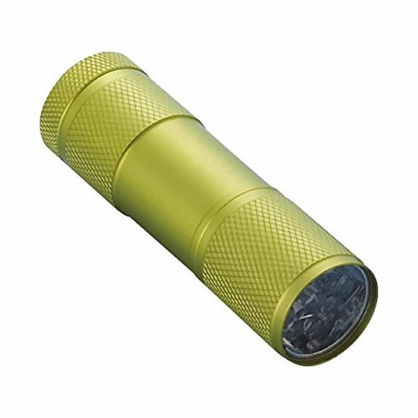 ●LEDを採用し、非常に明るい小型軽量懐中電灯です。 ＜仕様＞ 商品コード：ケニス 3-163-132 型式：9LED 大きさ：約25φ×90mm　75g 電源：単4電池×3（付属） 入数：1