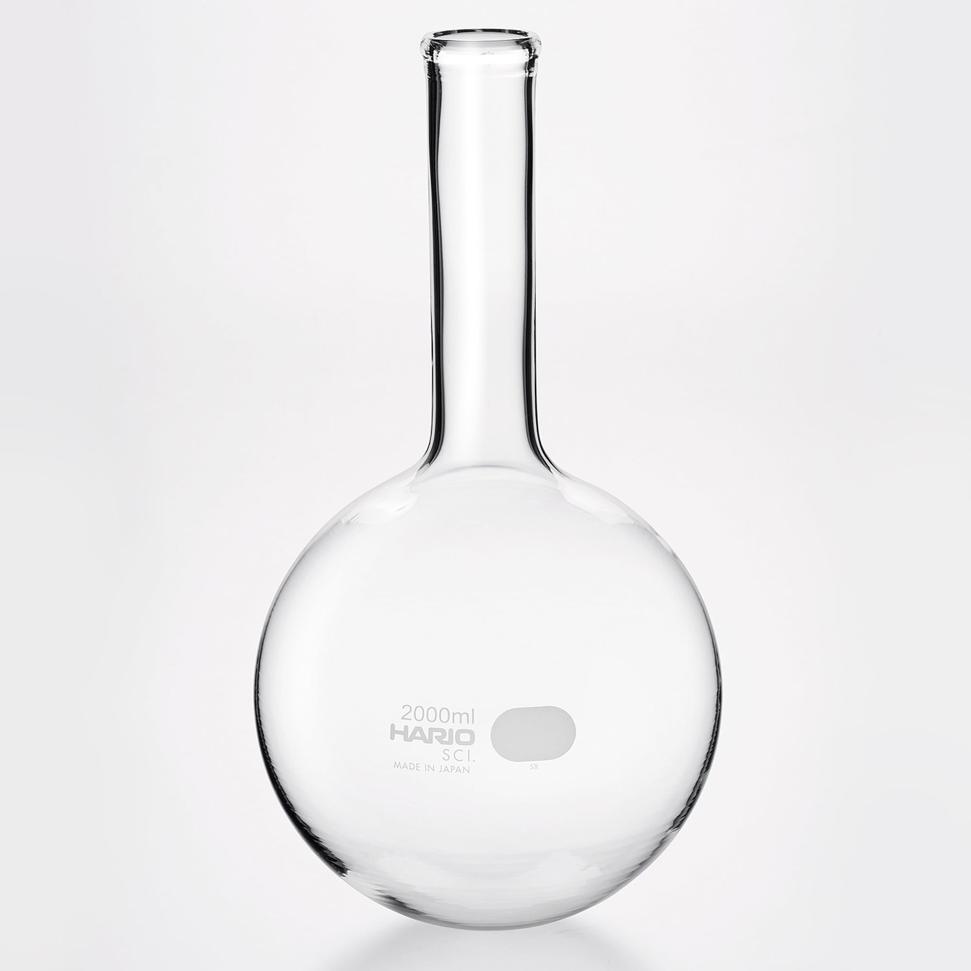＜仕様＞ 材質：硼珪酸ガラス(JIS R 3503準拠 ハリオ-32) 容量：2000mL 球径×全高：170φ×325mm 首外径：約38mm 適合ゴム栓：No.12 ※工場吹き製品のため、口径が異なる場合があります。