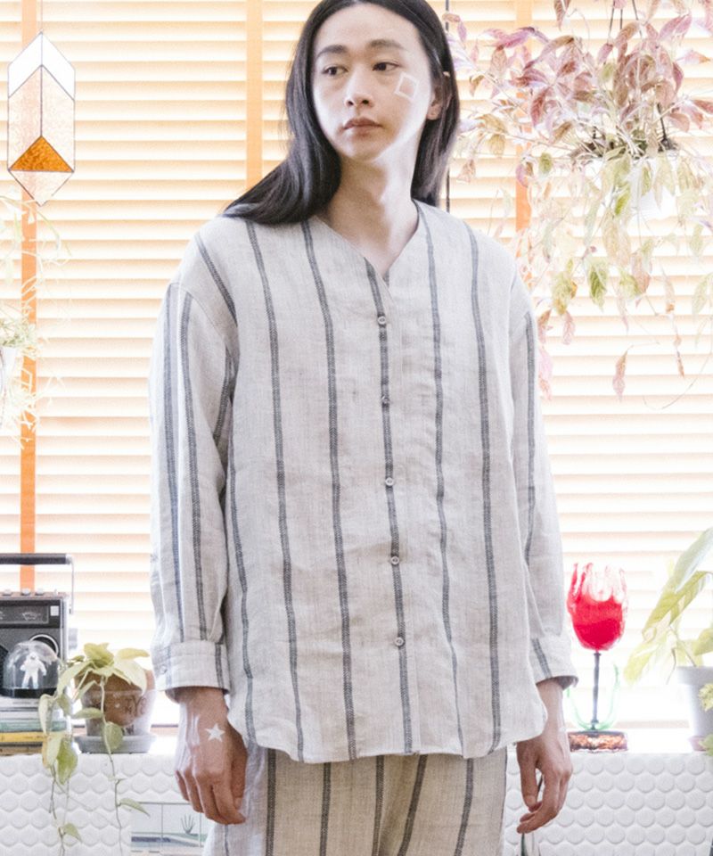 BEIGE：Mサイズ　GREY：Sサイズ着用 絶妙なカラーリングが魅力的なリネンストライプをノーカラーシャツに仕立てました。 どこかノーブルで、無国籍な雰囲気のあるストフらしいアイテムです。 腰部分の左右にポケットもあるのでカーディガンのよ...