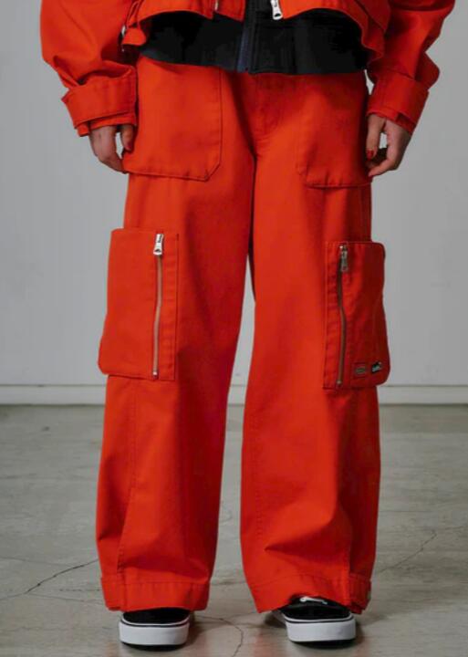 FACETASM×DICKIES CARGO PANTS ディッキーズ定番のポリエステル／コットンツイル素材を使用し、製品洗い加工を施すことで、ほどよい柔らかさに。 太さと緩やかなカーブ感が特徴のワークパンツ。 さまざまなワークパンツのディ...