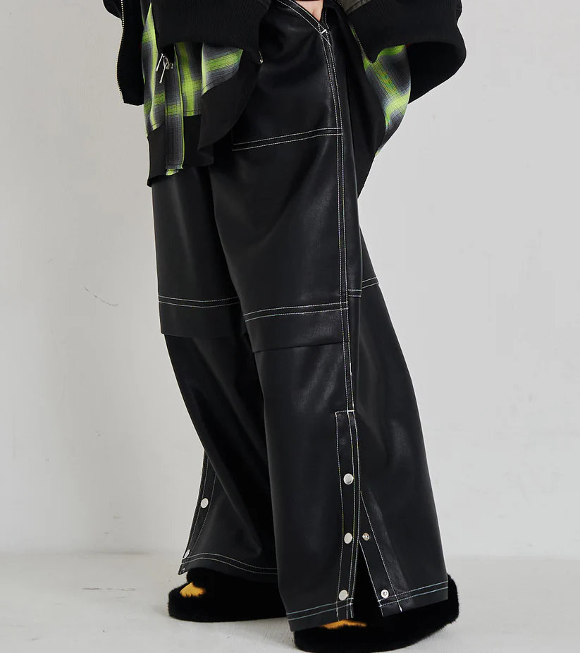 SYNTH-LETHER PAINTER PANTS（ブラック） ◆高級感のある合成皮革を使用したNEWスタイルのペインターパンツ。 クラシックなワークウェアをモードなルックスの現代的なスタイルへ昇華。本革に近いしなやかな質感がラグジュアリ...