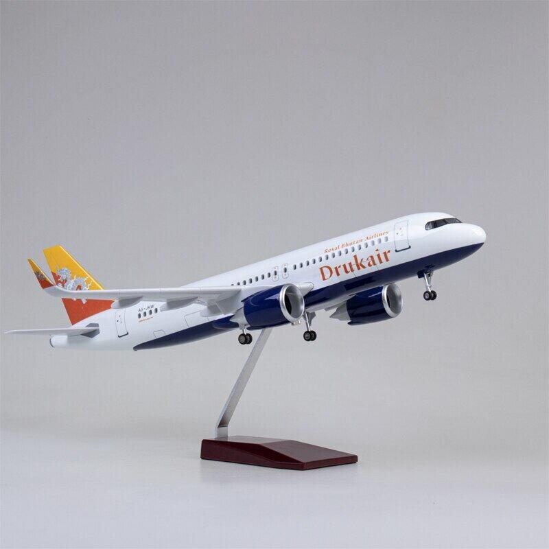 ロイヤルブータン航空 A320 模型飛行機 1/80 音感LEDライト ランディングギア スタンド付 全長47cm インテリア プレゼント コレクション ブータン 航空機 音や振動に反応して光るLED搭載。ヒマラヤの王国・ブータン国営航空の...
