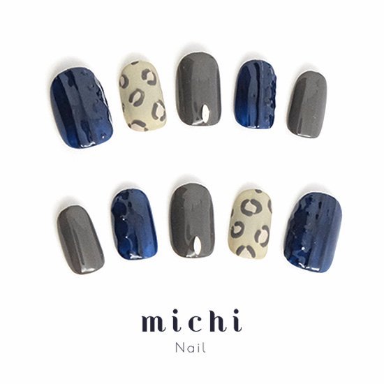 [商品説明]ツヤがあるネイビーのニットネイルに落ち着いたマットなレオパード柄を合わせました。