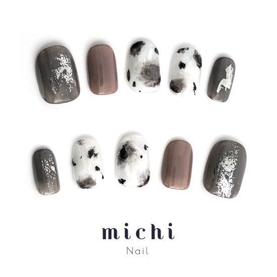 [商品説明]ダークカラーをあえてムラに塗って抜け感を出し、ニュアンスアートで大人っぽく仕上げました。