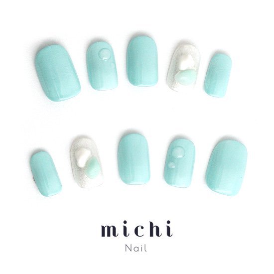 [商品説明]夏に向けた爽やかカラーのサマーネイルです。なんとこちら薬指に載っているパーツは天然石ではなく、波間に落ちているきれいなシーグラスをイメージしてミクスチュアで作成した手作りのパーツなんです♪水滴が涼し気に、海とよく合う優し気な夏デ...