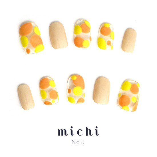 [商品説明]クリアベースにイエローとオレンジのランダムな大き目のドットをアートにビタミンカラーで夏らしくしました。涼しげな中に遊び心のあるカジュアルネイルです。丸みのあるデザインがかわいらしく指先から元気を分けてくれます♪