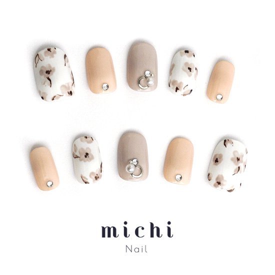 [商品説明]ベージュとほんのりピンクがはいった大人っぽいグレージュカラーの小花柄ネイルです。シルバーパーツとクリスタルストーンの組み合わせが高級感を出しています。洋装にも和装にも合うバランスの取れたデザインなのでお呼ばれシーンでも活躍してく...