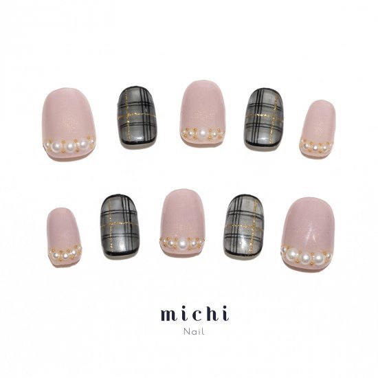 [商品説明]スモーキーピンクベージュと、ブラックシースルーのチェックが見事にマッチ。大人可愛い上品な雰囲気に仕上げましたネイリスト：puu