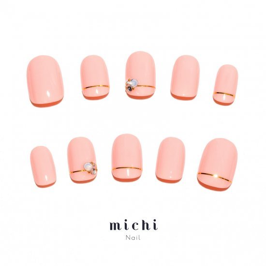 [商品説明]ゴールドのラインテープに控えめなストーンが素敵なネイルです。