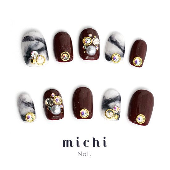 [商品説明]グレー×オフホワイトの大理石模様に、人気のボルドーカラーをMix＊そして大きなストーンやスタッズでクール且つゴージャスに！ネイリスト：G.Y
