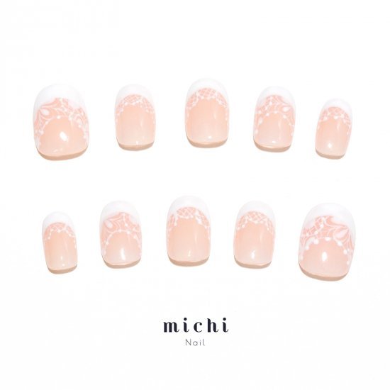 [商品説明]ベージュのベースに王道ホワイトフレンチ。それに、手書きのレースをプラスして、シンプルゴージャスなブライダルネイルです。