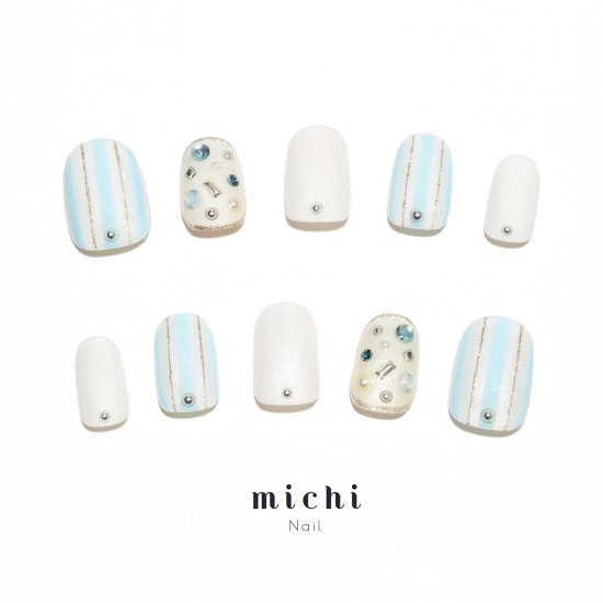 [商品説明]女の子ぽさをプラスしてくれるパールにミルキーな水色がかわいいストライプネイル！甘く可愛らしくも上品にまとめてくれるデザインです！ネイリスト：puu