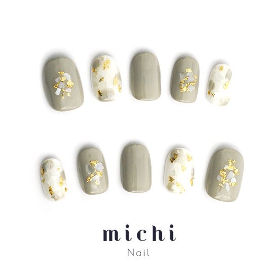 [商品説明]肌馴染みの良いライトグレーと相性抜群のシェルを埋め込んだオールシーズン使えるネイルです。