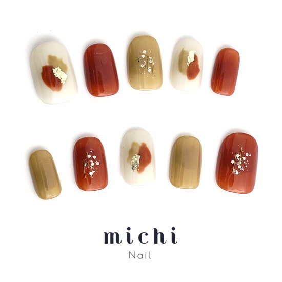 [商品説明]落ち着いたくすみ系の色合いでカジュアルな大人っぽい塗りかけネイル。今や王道のデザインになってきているので1つ持っていると何かと便利なデザインです。パーツに金箔やワイヤー、ホログラムを使いボリューム感を出しカジュアルの中にも女性ら...