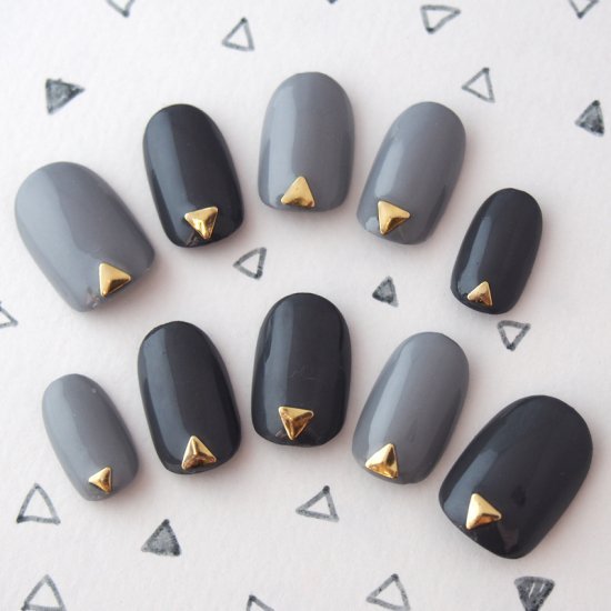 [商品説明]人気の定番色、グレーをシンプルなデザインに。 トーンの違うグレーを組み合わせて、スタッズをオン。 プレーンなデザインで季節・ファッションに依存しない最高にシンプルなネイルを作りました。ネイリスト：IRIE-HANDS
