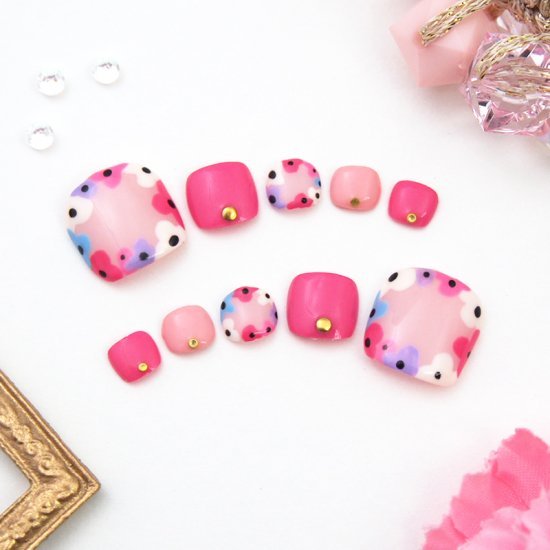 [商品説明]囲みレトロフラワーピンクネイルがフットネイルになりました☆トーンの違うピンクを少しレトロなお花アートと合わせました。透明感のあるピンクを囲むようにデザインしたお花が印象的。根元の丸いスタッズもポイントです。ネイリスト：PiNo