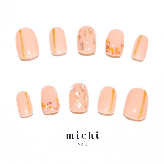 [商品説明]※ネイリストさんお休み中のため、3週間ほどお時間をいただいております。シンプルなカラーにクラッシュシェルを埋めて。オフィスネイルにも合うネイル。