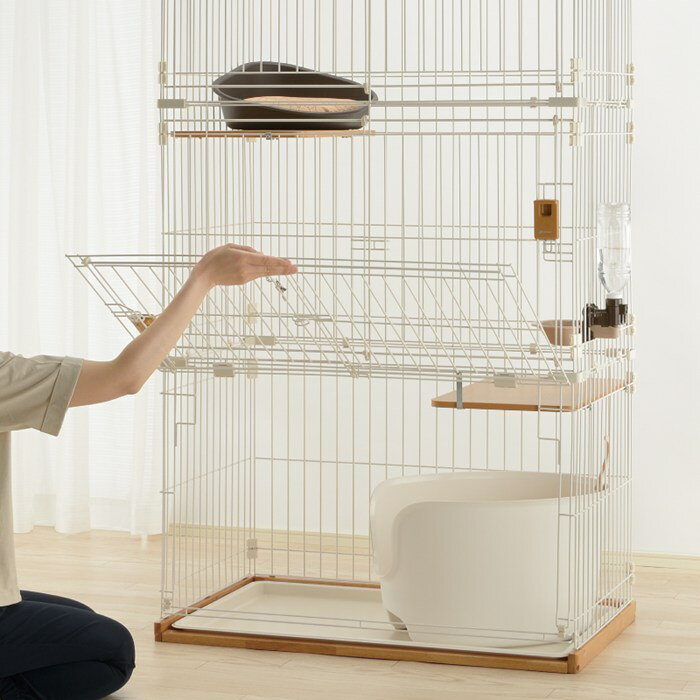サークル内の物を出し入れしやすい、広い開口部です。●商品情報●商品名/木製お掃除簡単キャットサークル M猫用体重目安/8kg以下サイズ/90×57×172H(cm)材質/天然木、スチール、ポリプロピレン、ABS樹脂、他付属品/ハンモック、棚板