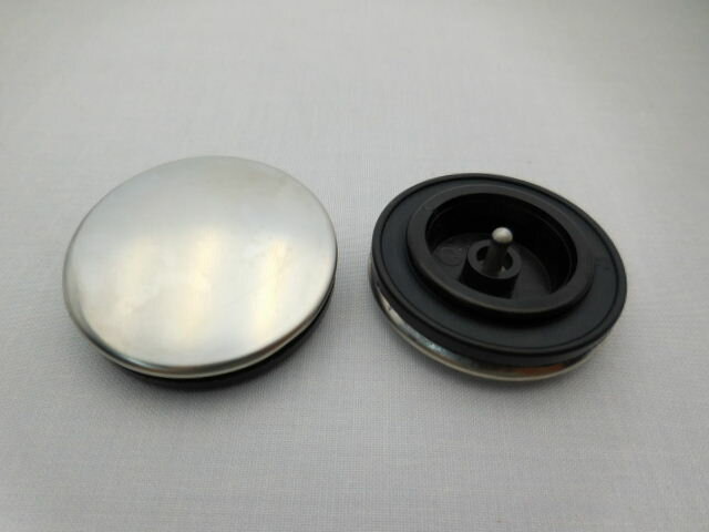 ポップアップ排水栓（浴槽底）の交換部品です。販売期間：2001年〜2002年末サイズ：φ50xt16.5