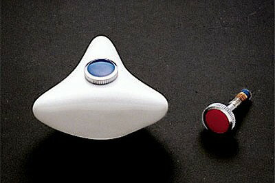 メーカー希望小売価格はメーカーカタログに基づいて掲載しています陶器三角ハンドル（白色）※青・赤小ねじ付き95×32×130■使用対象商品(　)は旧形(T25D13)、(T30CR13)、(T130CR13)、(T205C)