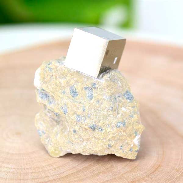 商品詳細 ※必ずお読みください 石の名前商品名 スペイン・ナバフン・ヴィクトリア鉱山産 キュービックパイライト 母岩付き 結晶・原石 天然石の意味商品の特性等 邪気払い 魔除け・厄除け 開運・招福 金運・ビジネス運 スペインの北東に位置する...