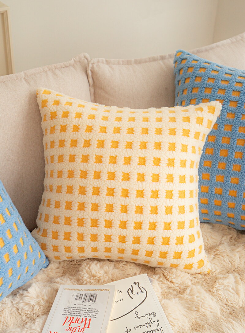 羊毛のような暖かさとふわふわを感じるソファークッション cushionstoryから「【2色】ハニーワッフルソファークッションカバー 45X45 オレンジ ブルー」販売中です！ おすすめポイント ・ふわふわのタンブル乾燥したポリ素材 ・抱き...