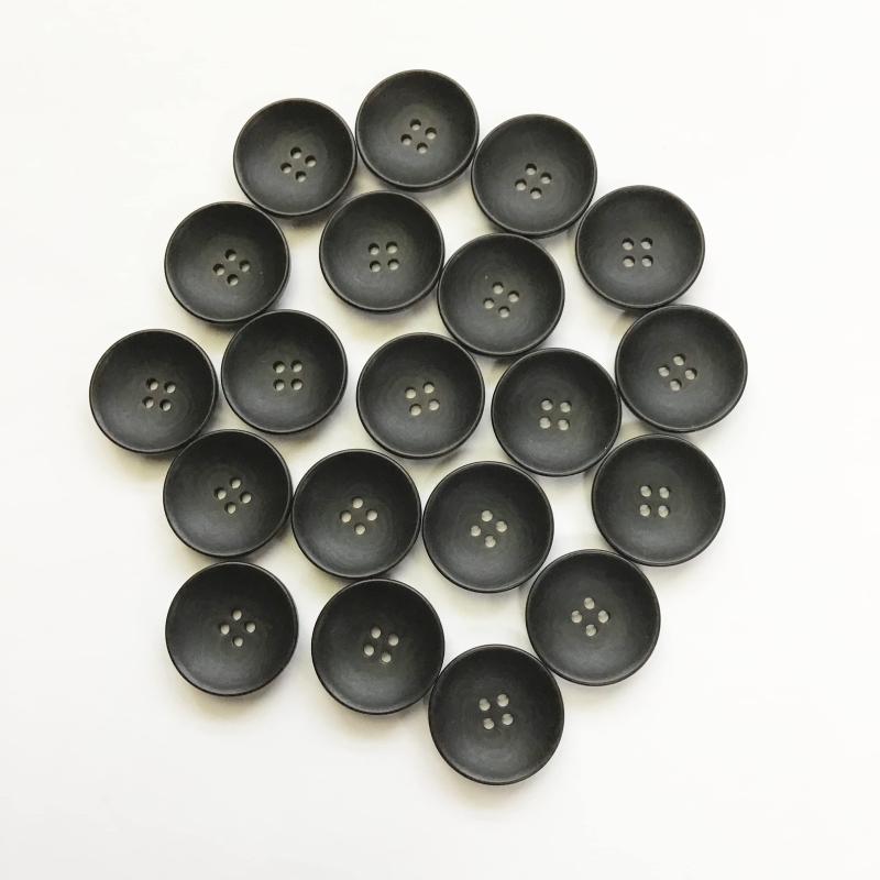 こげ茶色系 ナット調ボタン 18mm 4穴 コート袖口 カーディガン 手芸 EXPS712-18-DBR-198ナット模様が美しいこげ茶色系ボタンです。素材：プラスチック色：こげ茶色系サイズ：18mm用途：コート袖口・カーディガン・手芸など...