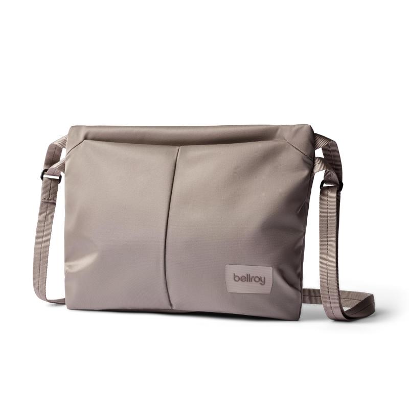 [Bellroy] Laneway Sacoche 使い勝手 のサコッシュ 薄型ポシェット トラベルポーチ サブバッグ パスポートやスマートフォンなどの小物を収納可能廃棄漁網50%と産業廃棄ナイロン50%を再利用した耐久性のあるMipan ...