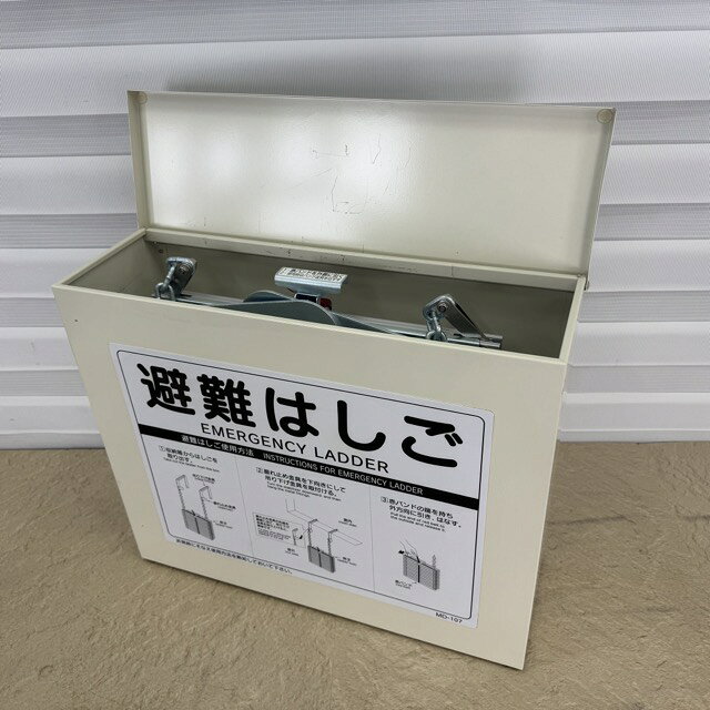 避難はしご【中古】 マルニシ 型式番号 は第19-21号 長さ5.8m 金属製避難はしご つり下げはしご 折り畳み式 国家検定/517601 商品詳細 サイズ(幅/奥行き/高さ): 約 50.5/17.5/41.5 cm ※収納箱サイズ は...