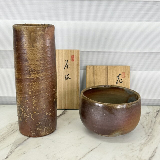 本山和泉造 花入 茶碗 2点セット 【中古】備前焼 茶道具 華道具 共箱付き 花瓶 / 517813 商品詳細 サイズ(幅/奥行き/高さ): 約 // cm ※花入 約7.8×7.8×22cm 茶碗 約 12×12×8.5cm ※素人寸法で...