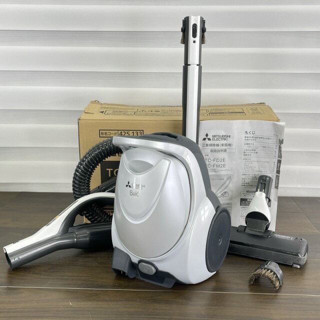 三菱 床移動形掃除機 【中古】動作保証 TC-FM2E-S 2025年製 サッシノズル 紙パック欠品 クールシルバー/515932 商品詳細 型番: TC-FM2E 製造番号: 4807 年式: 2025 年製 サイズ(幅/奥行き/高さ):...